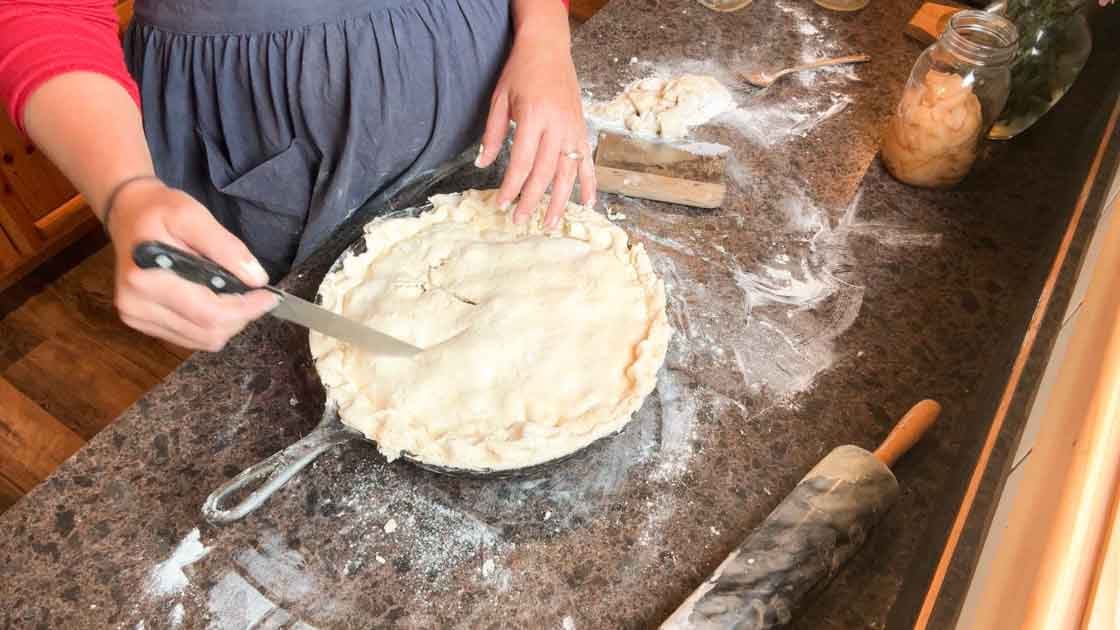 Old-Fashioned Deep Dish Apple Pie Baked In A Cast-Iron Skillet - Wagon ...